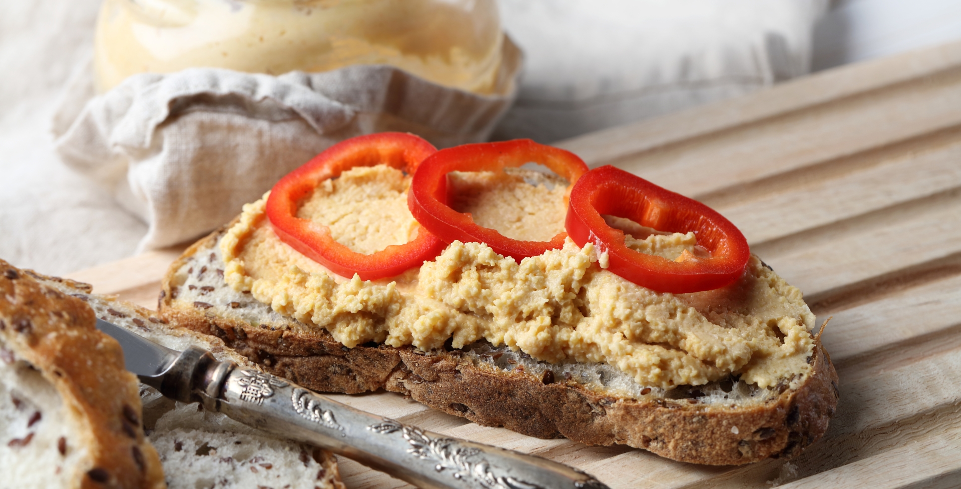 Pan de molde integral Dulcesol con hummus y germinados